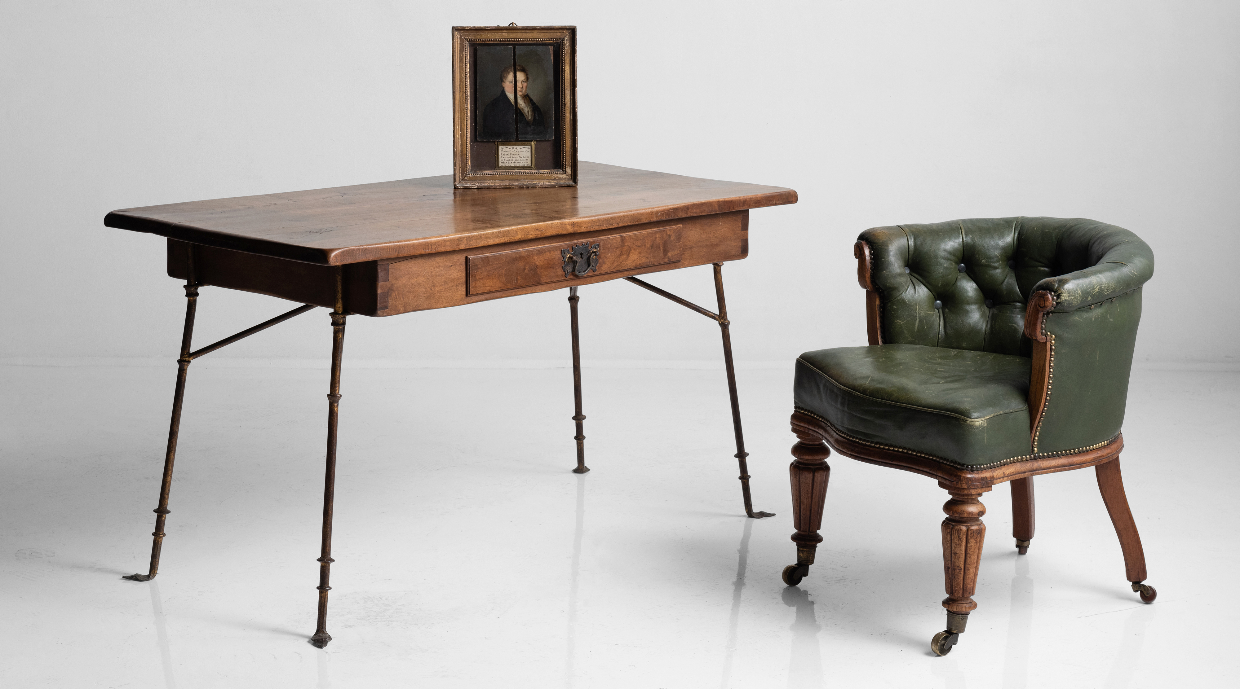 Unique Writing Desk :: Obsolete