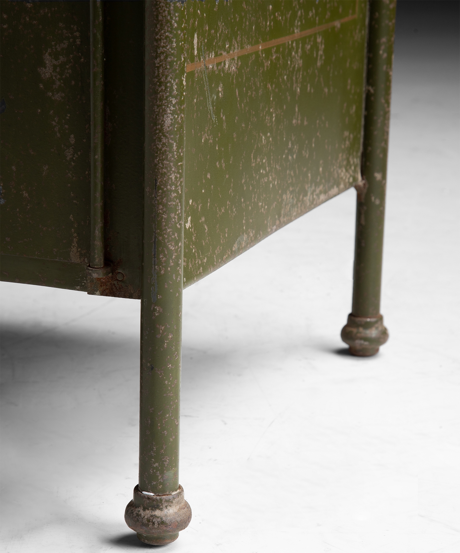 Metal Army Cupboard :: Obsolete